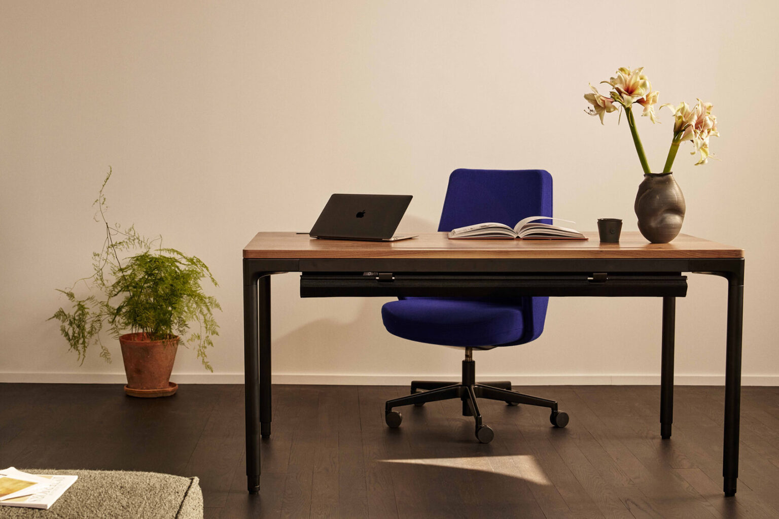 Humanscale Introduces eFloat Quattro, A Four-Leg Standing Desk That ...
